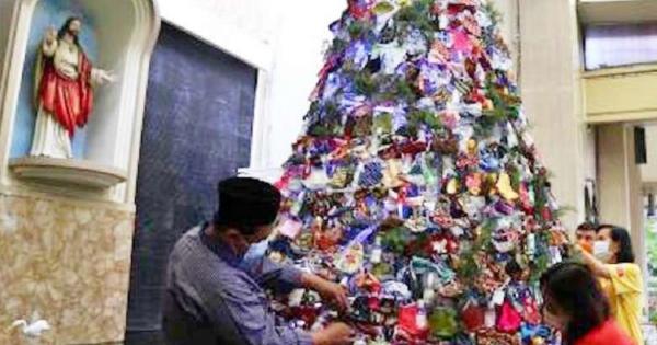 Indonesian Christians, Muslims create Covid Christmas tree | RVA