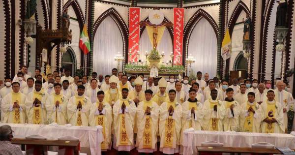 Myanmar Cardinal ordains 13 deacons to priesthood | RVA