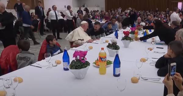Pope Francis at lunch with the poor of Rome | RVA