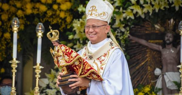 Philippines: Bishop calls for unified policy on hand gestures at Mass ...