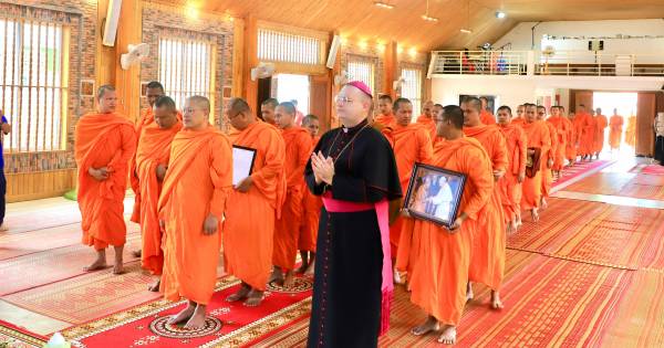 Cambodia: Buddhist Monks Pray for Late Pope Francis in Phnom Penh | RVA