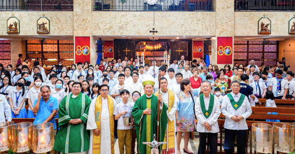 Philippines: Cardinal Advincula celebrates mass with Chinese Catholic ...